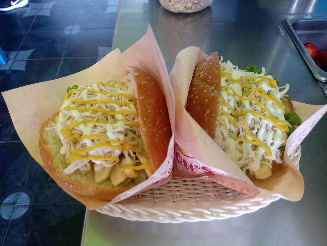 Pan con pollo deshilachado y papas fritas en Lima