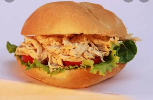 Pan con chorizo y pollo deshilachado en Lima