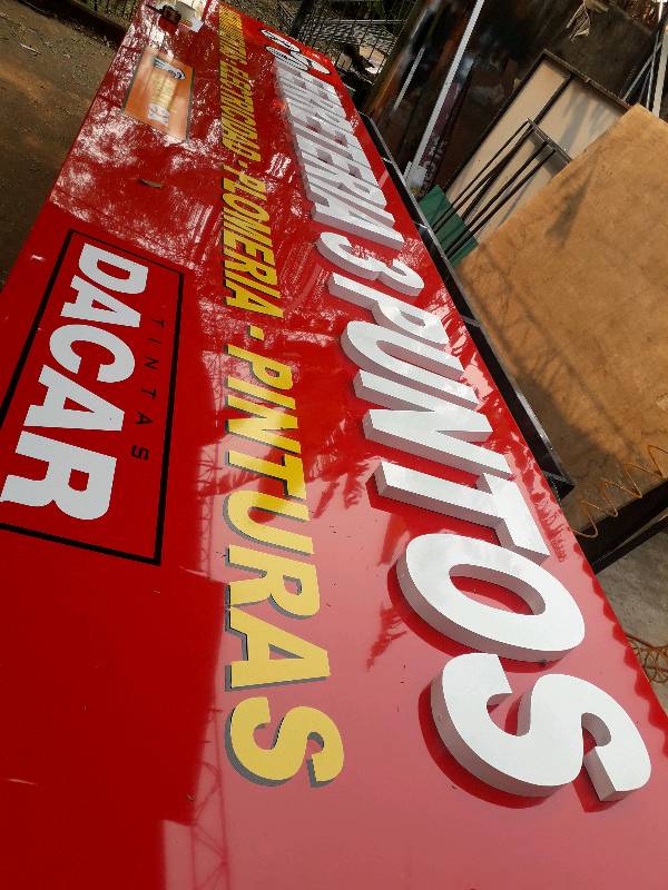 Letreros con letras corpóreas y fondo de ACM en presidente franco