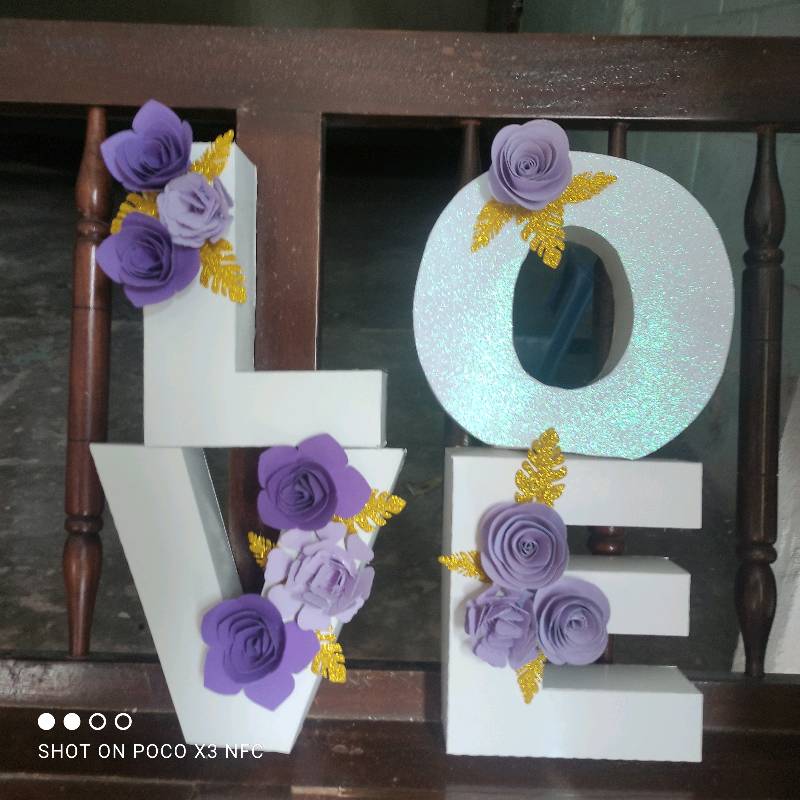 Letras 3D flores moradas en Lourdes