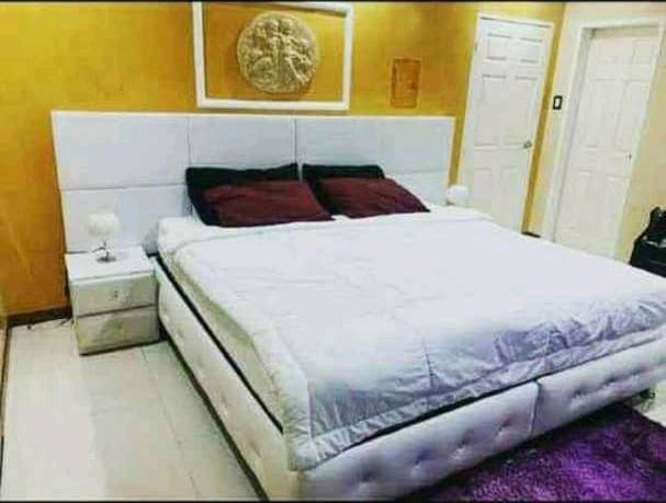 Cama copete panela copete grande con mesas en Valencia