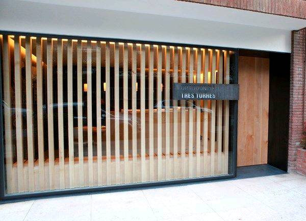 Fachada alistonada de madera en Quito