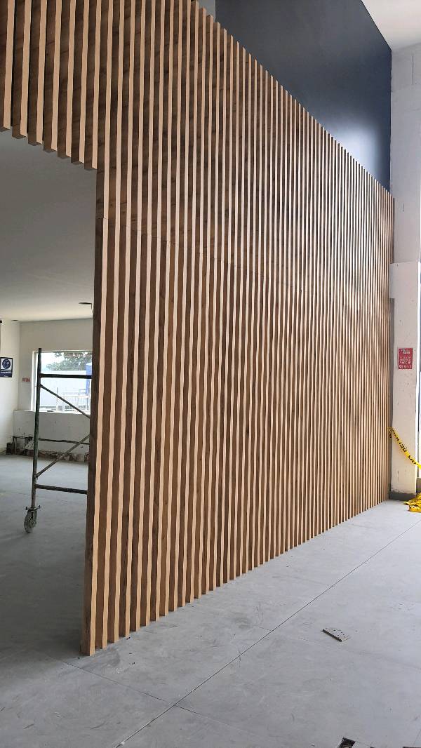 Fachada alistonada de madera en Quito