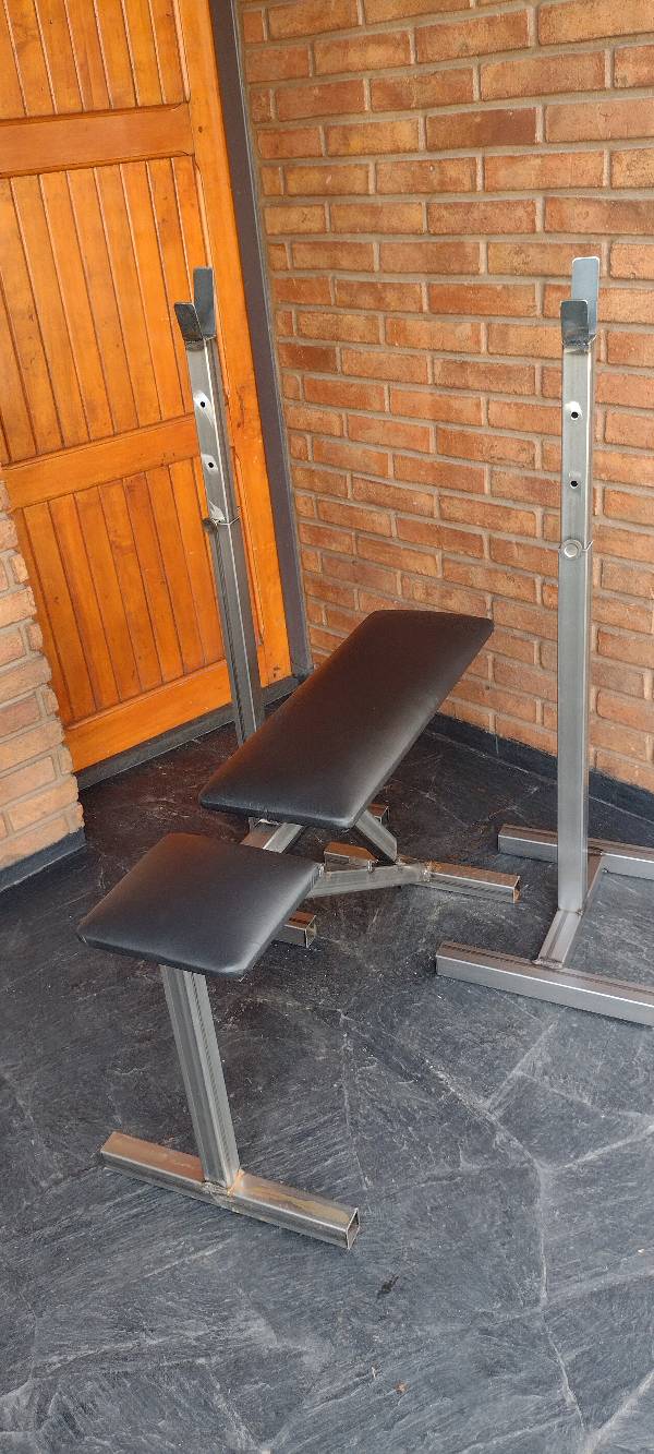 Banco multiangular con rack en Cordoba