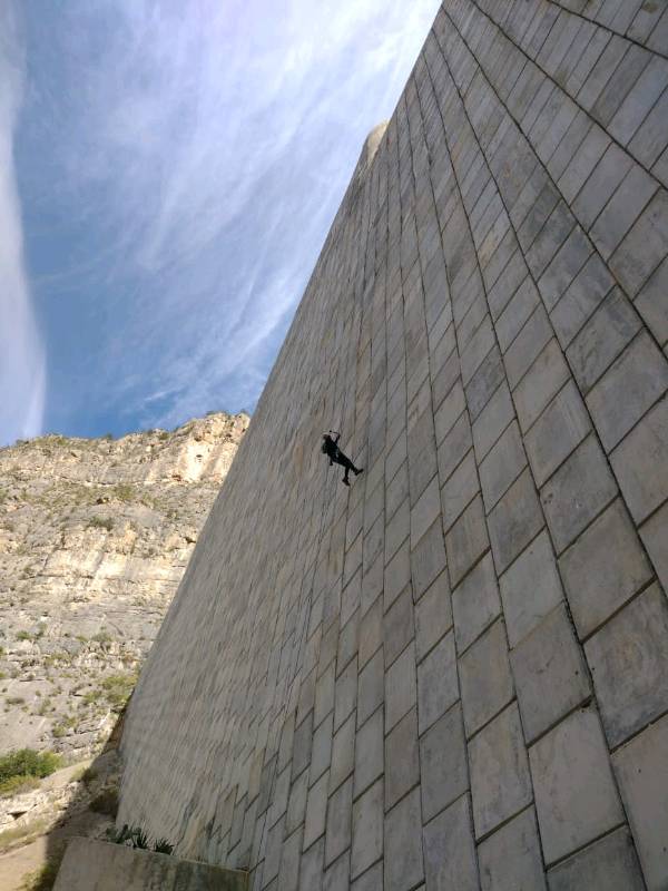 Presa rompepicos en Monterrey