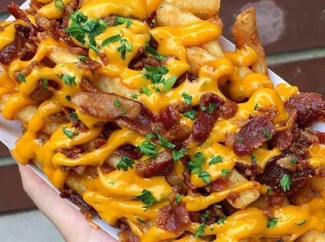 Papas fritas con cheddar,panceta y verdeo en Buenos Aires