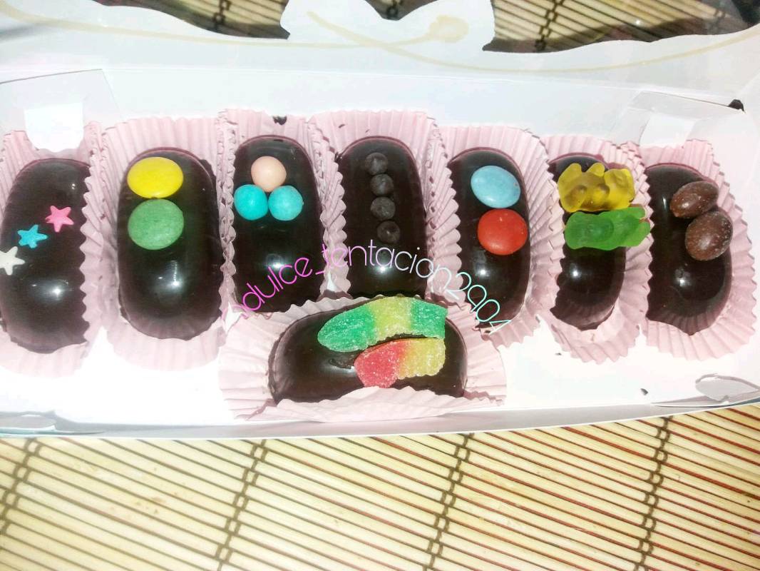 Chocotejas con toppings de gomitas en Lima