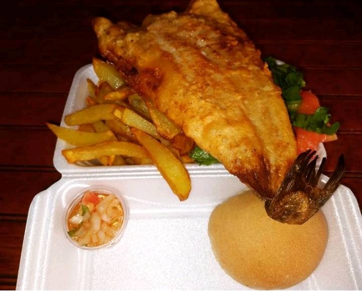 Merluza frita con ensalada y papas fritas en Viña del Mar