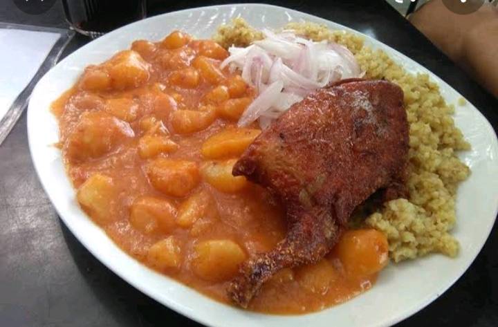 Plato de cuy con ajiaco y arroz de trigo y/o blanco en Trujillo