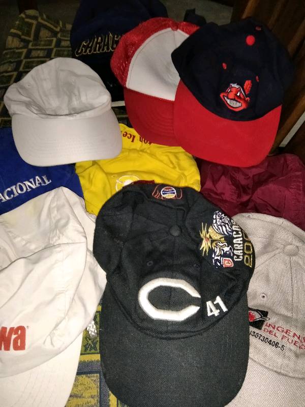 Gorras de variados colores y diseños en Chacao