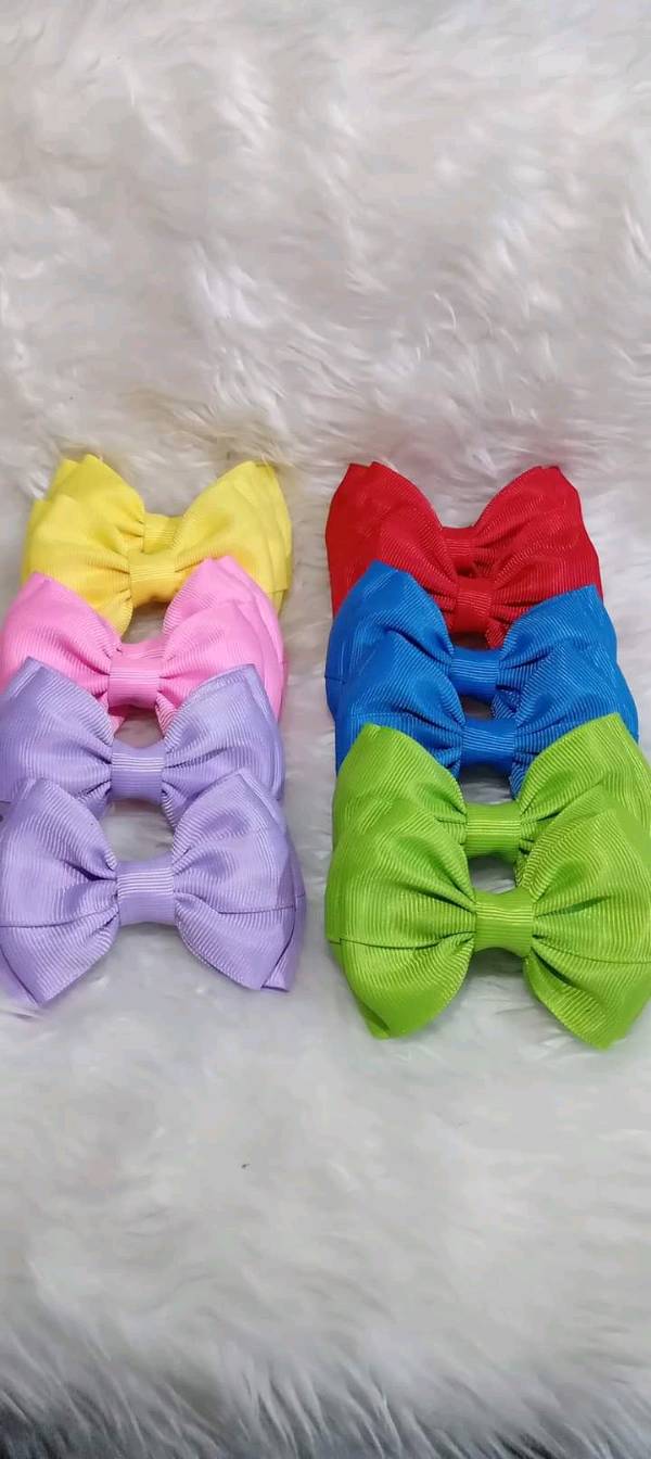 Pares de moños de listón en Acajutla