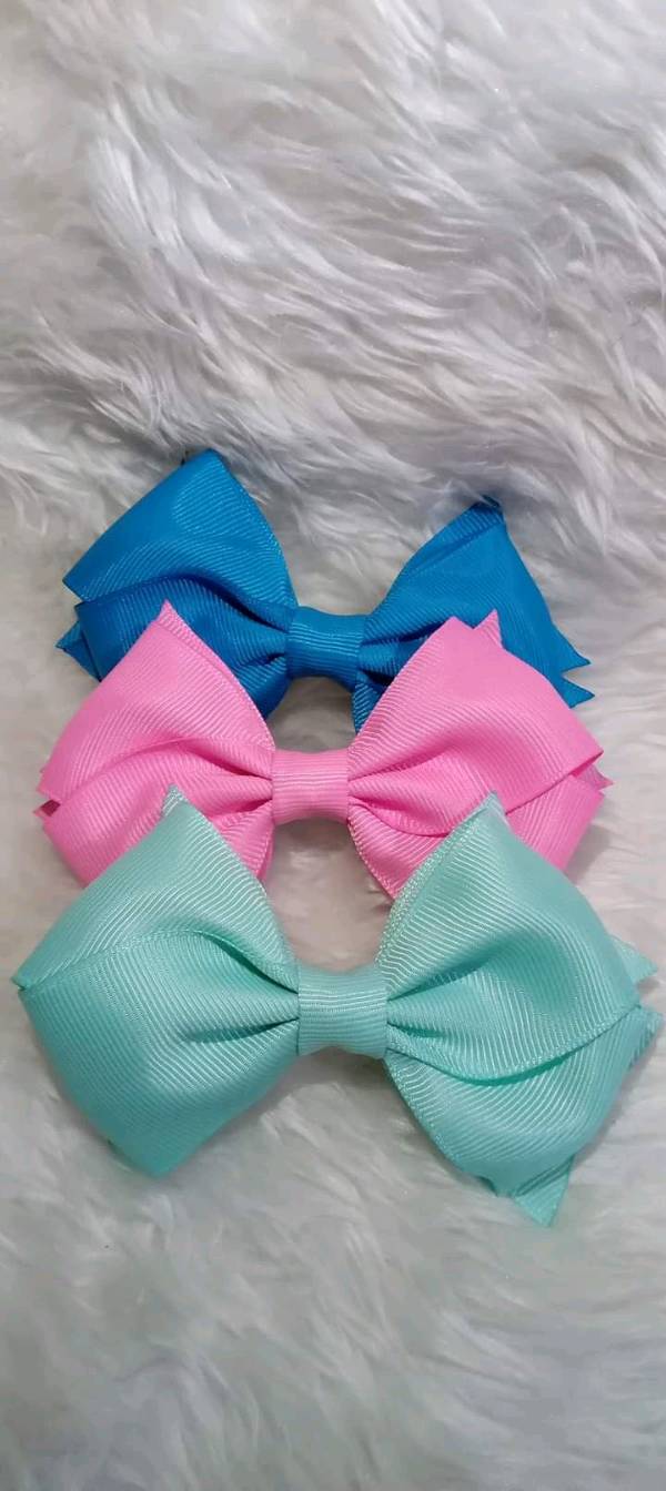 Pares de moños de listón en Acajutla