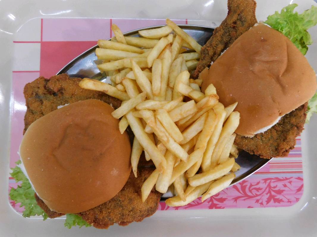 Milanesa en 2 panes con fritas en Montevideo