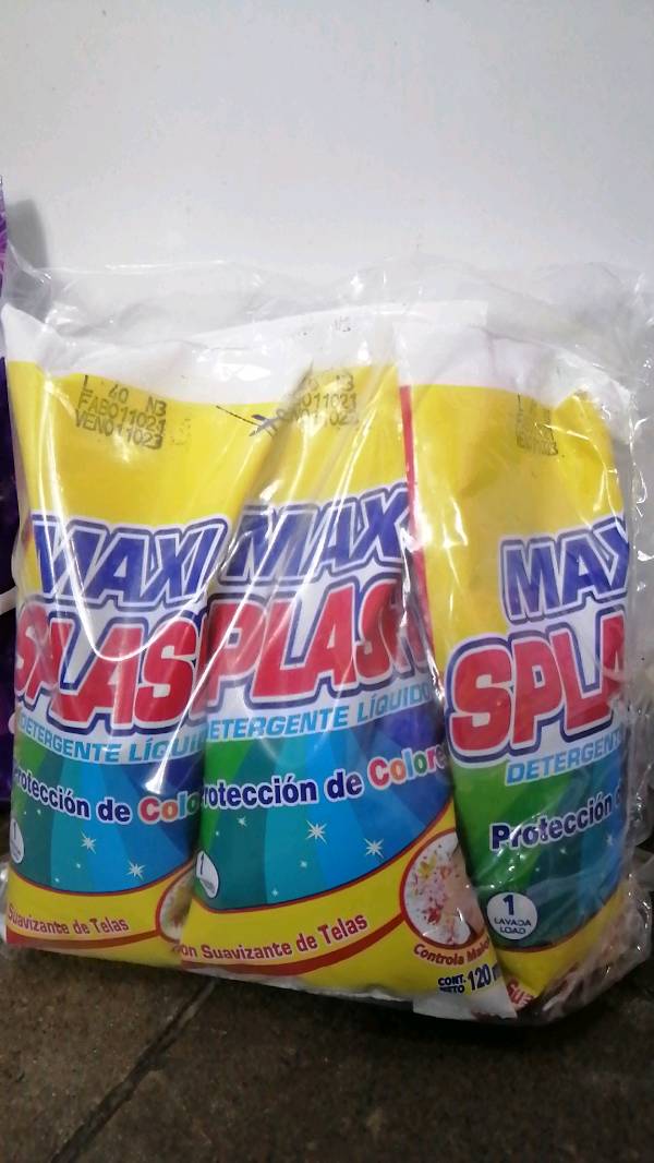 Maxi splash detergente líquido + un desifectacta pinol en San Salvador