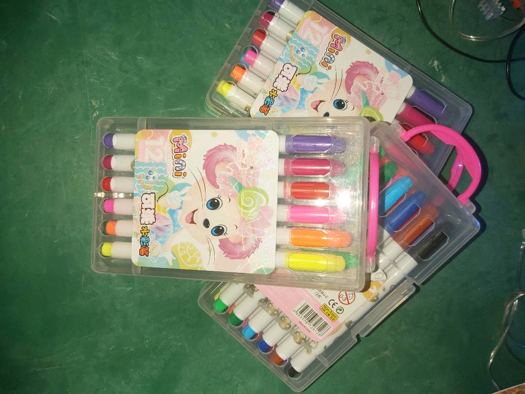 Plumones 12 pzas con caja de plastico resistente para guardarlos en Merida