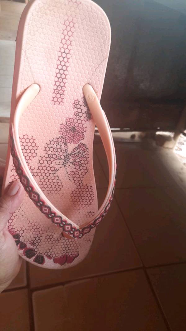 Chinelas para mujer y cross para niñas en Santa Cruz
