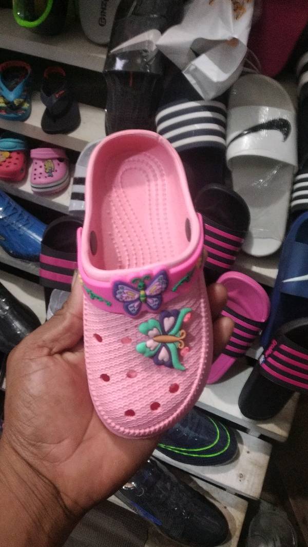 Chinelas para mujer y cross para niñas en Santa Cruz