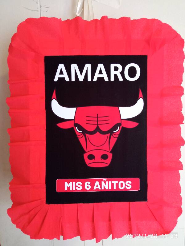 Piñata cuadrada opción papel crepe o goma Eva gliter en Santiago