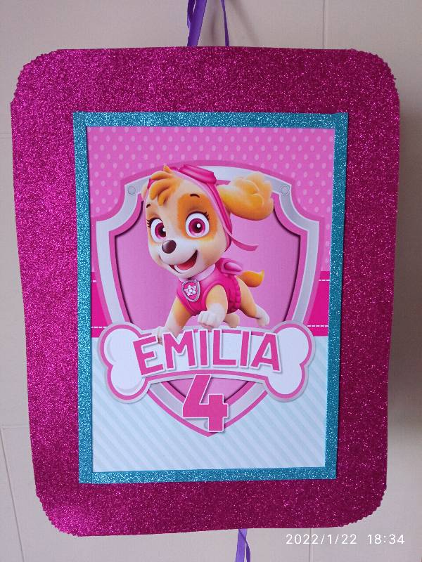 Piñata cuadrada opción papel crepe o goma Eva gliter en Santiago