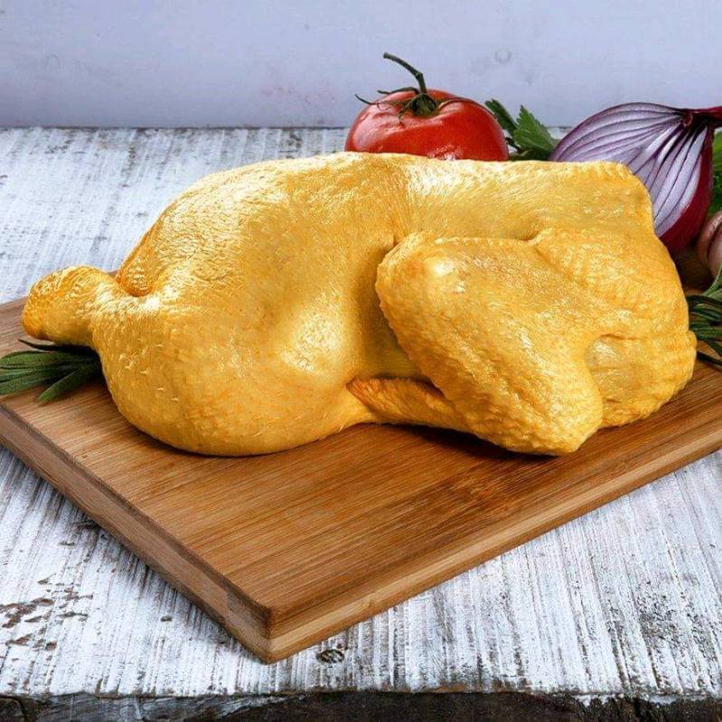 Pollo amarillo pelado a mano en Guatemala City