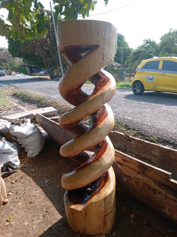 Columnas de madera estilo salomónica en Nueva Gorgona