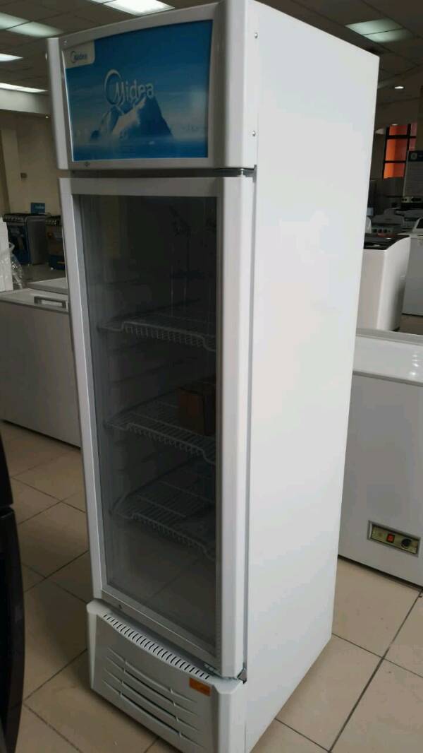 Midea nevera exhidor de 8pies cúbico. en Santo Domingo