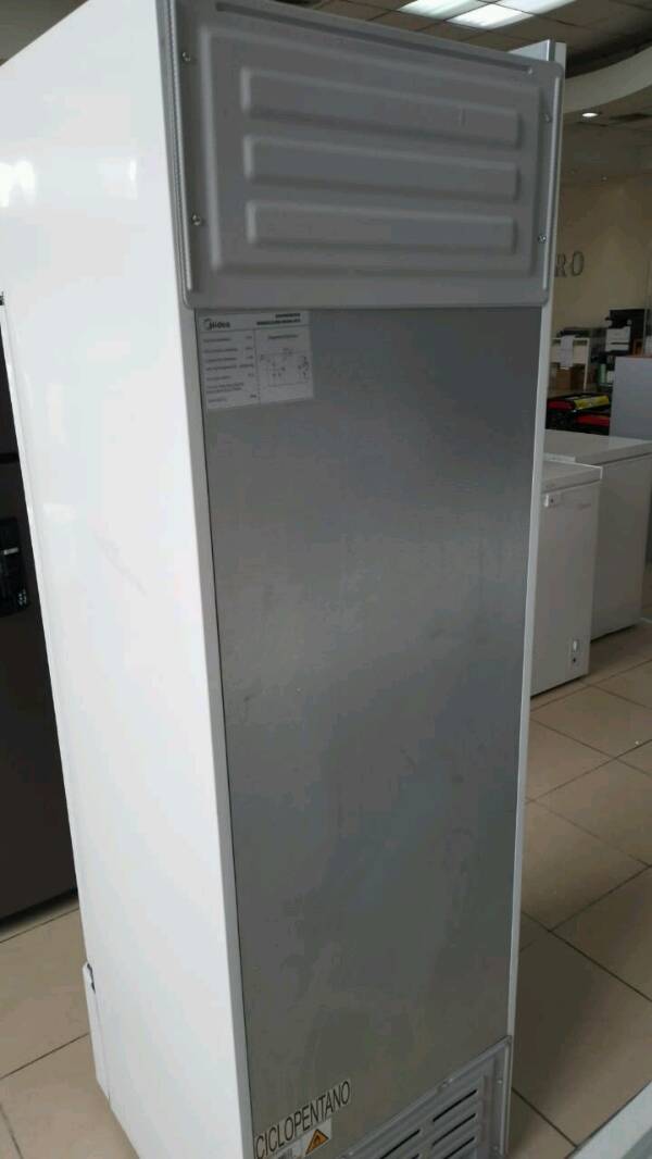 Midea nevera exhidor de 8pies cúbico. en Santo Domingo