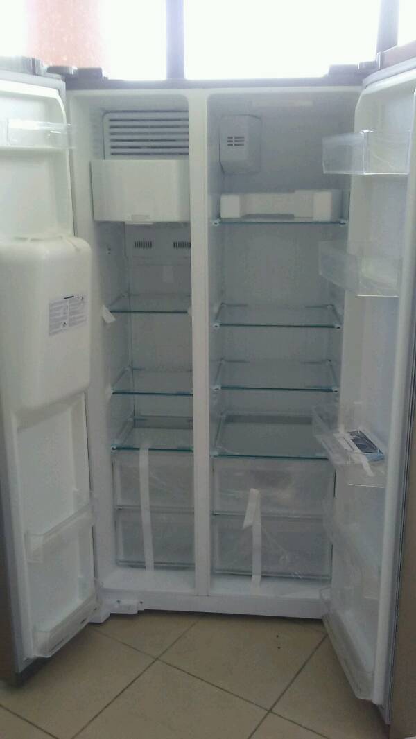 Midea nevera 18pies cúbico side by side. en Santo Domingo