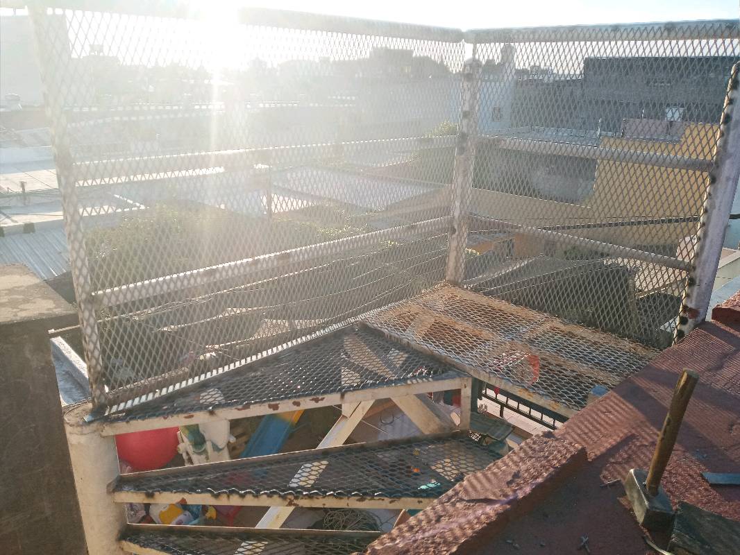 Colocacion de escalones de material desplegable en lomas del mirador