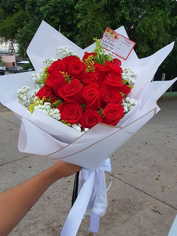 24 rosas rojas en ramo en Tegucigalpa