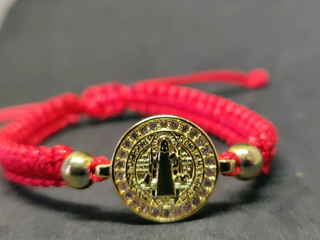 Pulsera roja hilo macramé con dije de San Benito en Tababela
