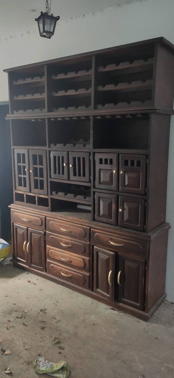 Mueble de madera con vinera y copero en Maracay