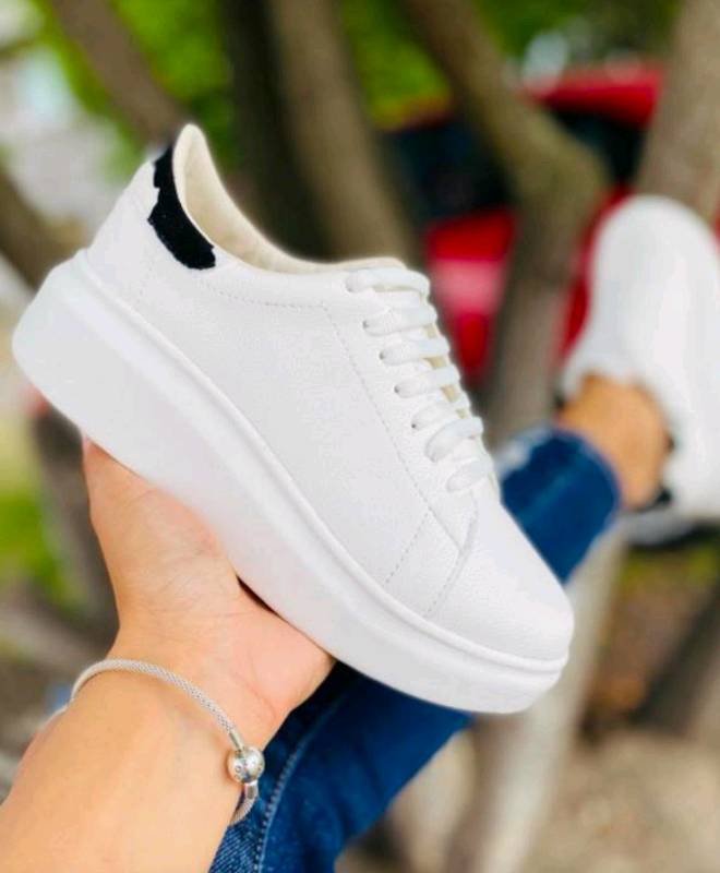 Tenis casual blanco detalle vaquita en Mexico City