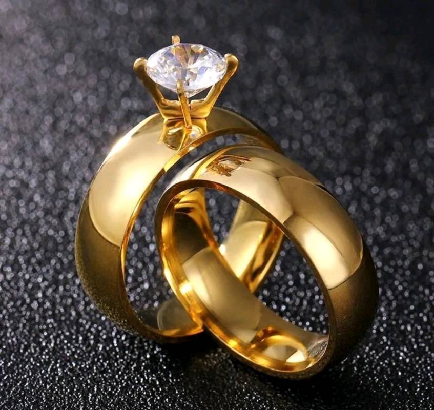 Anillos de acero inoxidable dorados en Barquisimeto