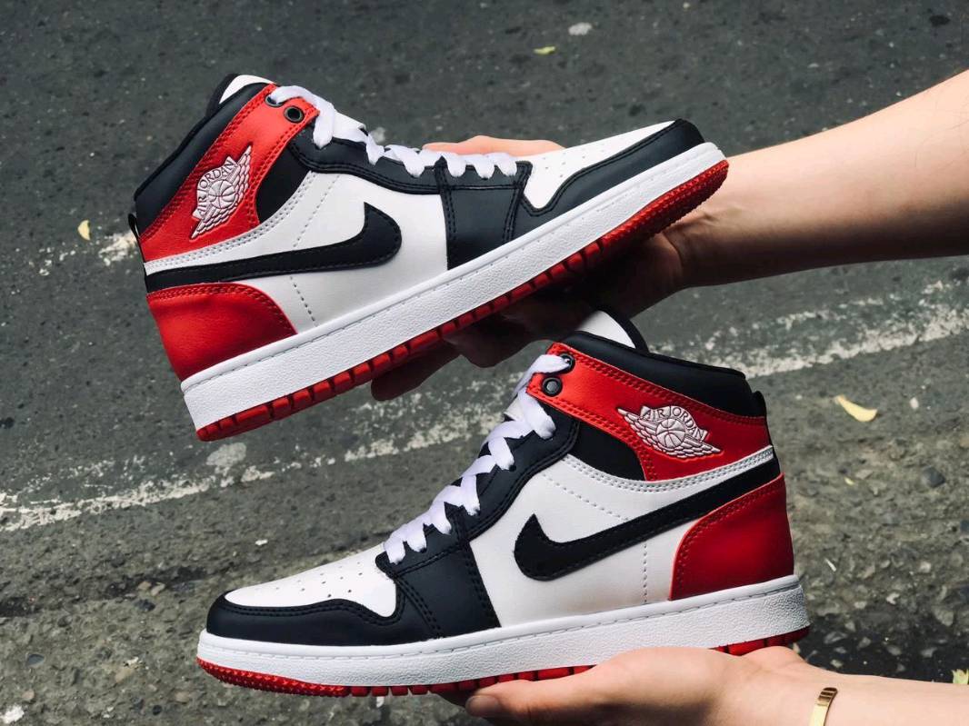 Bota retro Jordan blancas con rojo en Soacha