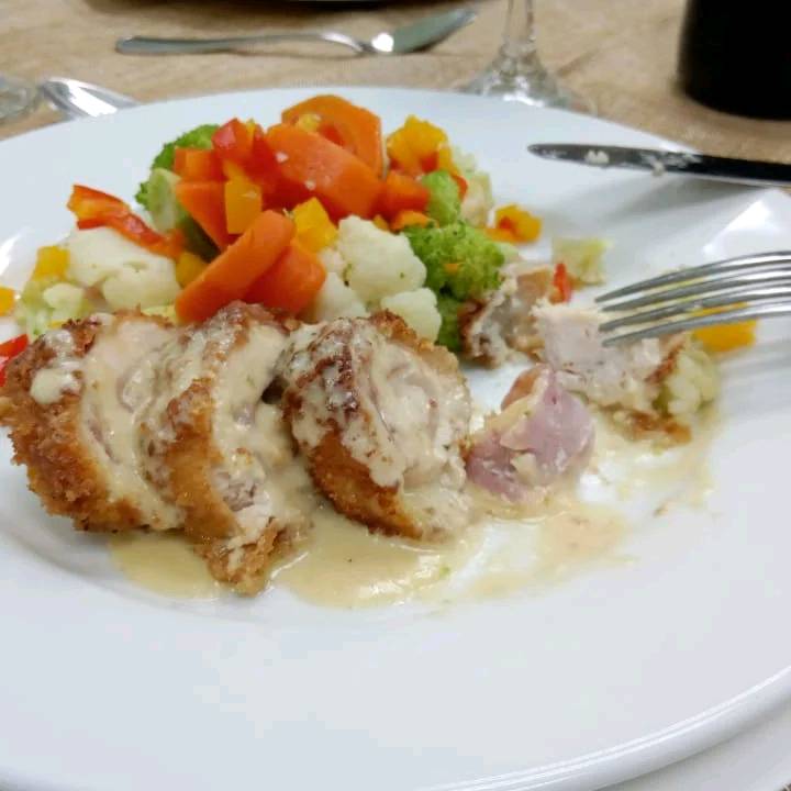 Pechuga con salsa de hongos y vegetales en la Romana