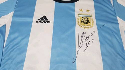 Camiseta firmada por leo messi en Santo Domingo