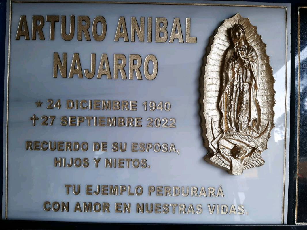 Lapidas de diferentes estilos y tamaños en blanco y verde en Guatemala City