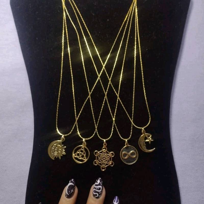 Símbolos de protección en chapa de oro en Tecamac