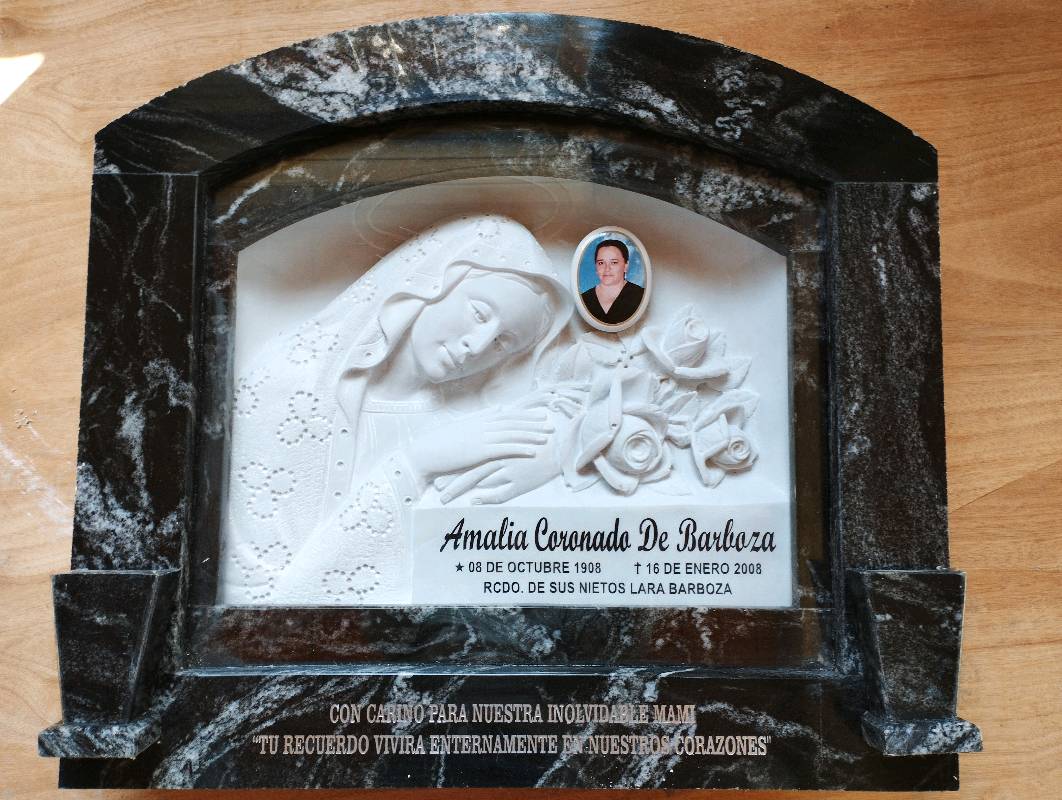 LAPIDA EN RESINA MARMOLEADA CON MARCO Y SOBREMARCO EN GRANITO en Chiclayo