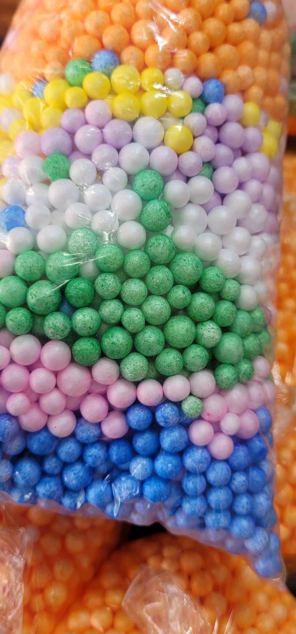Bolitas de tecnopor de colores para relleno de piñata en Lima