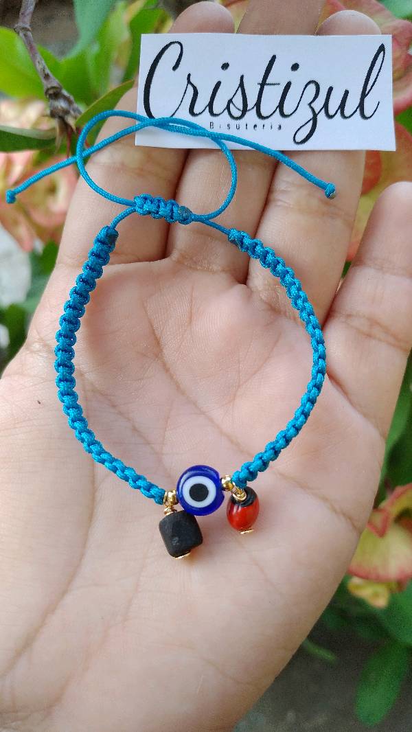 1 pulsera azabache, peonía y ojo turco tejida en Porlamar