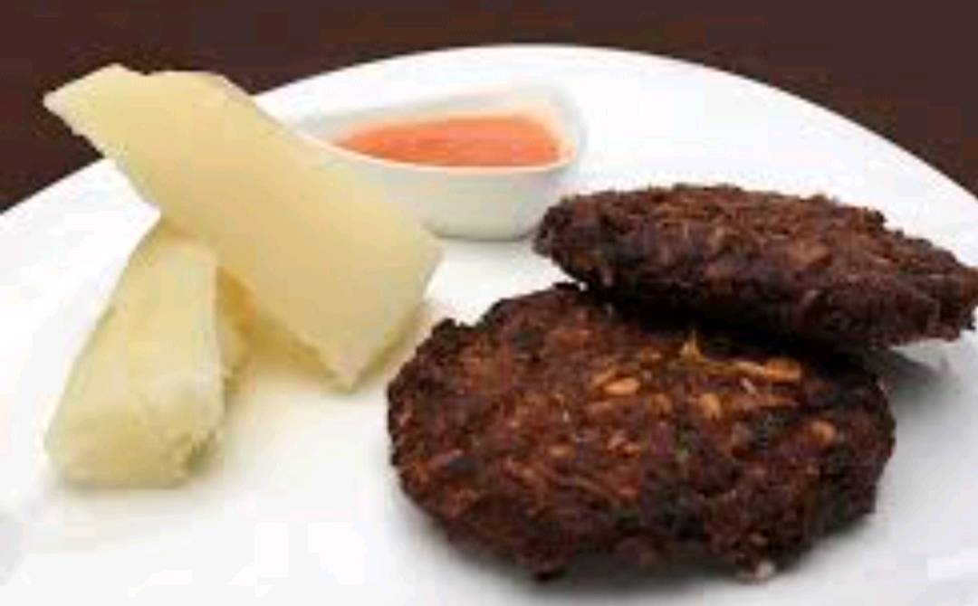 Asaditos de Carne con Yuca en Cochabamba