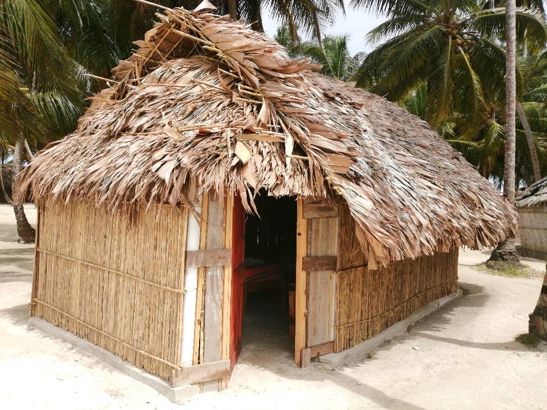 Cabañas sencillas piso de arena y baños compartidos en Panama