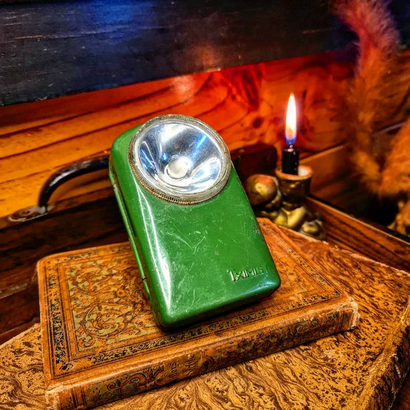 Linterna antigua a batería de hojalata Española. en Atlantida