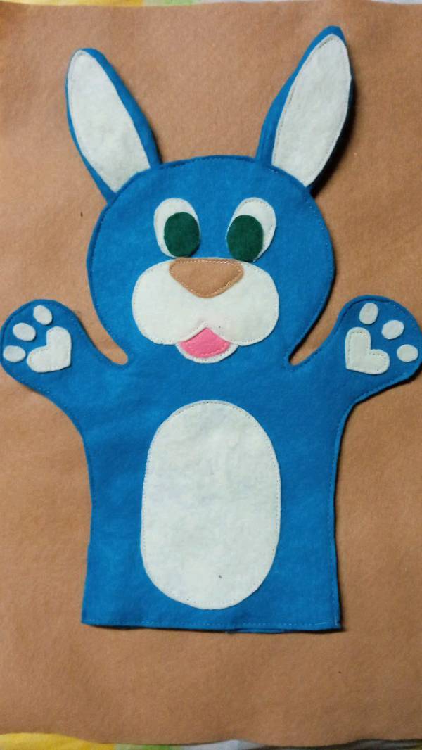 Títere conejito azul en La Habana