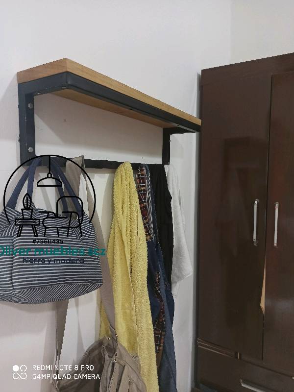 Repisa con percheros en La Paz